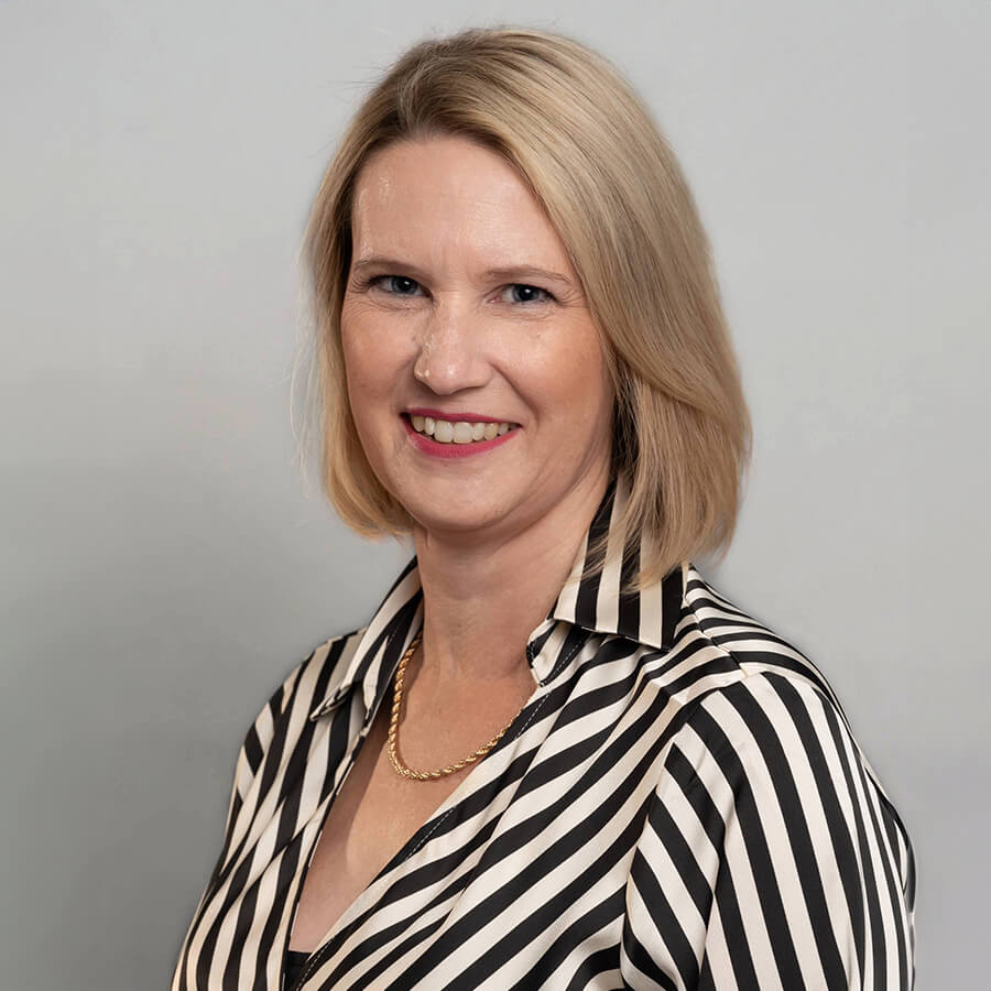 Michaela König, Steuerfachangestellte